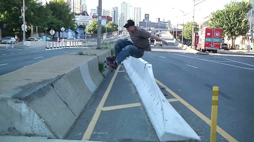 Free Skate Magazine » LIMO NIKE FOOTBALL DUNK